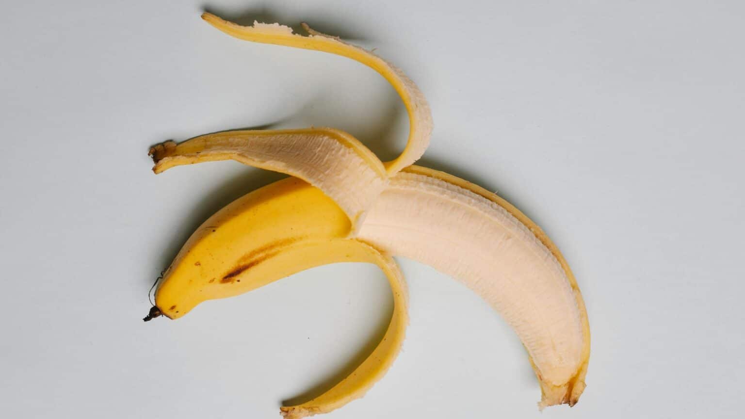 Doctor Advises Against Removing the Strings From Your Banana - So Yummy ...